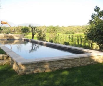 Piscine semi-enterrée : réglementation, avantages, prix et accessoires