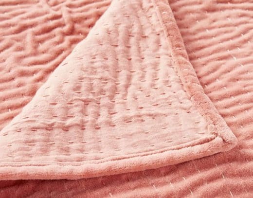 Plaid rose poudré : les plus beaux modèles pour votre déco et votre confort