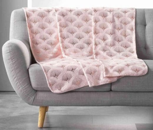 Plaid rose poudré : les plus beaux modèles pour votre déco et votre confort