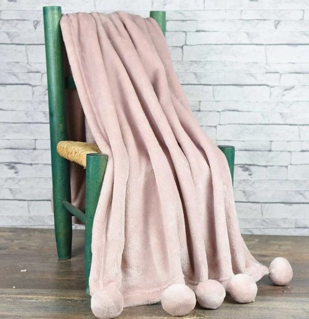 Plaid rose poudré : les plus beaux modèles pour votre déco et votre confort