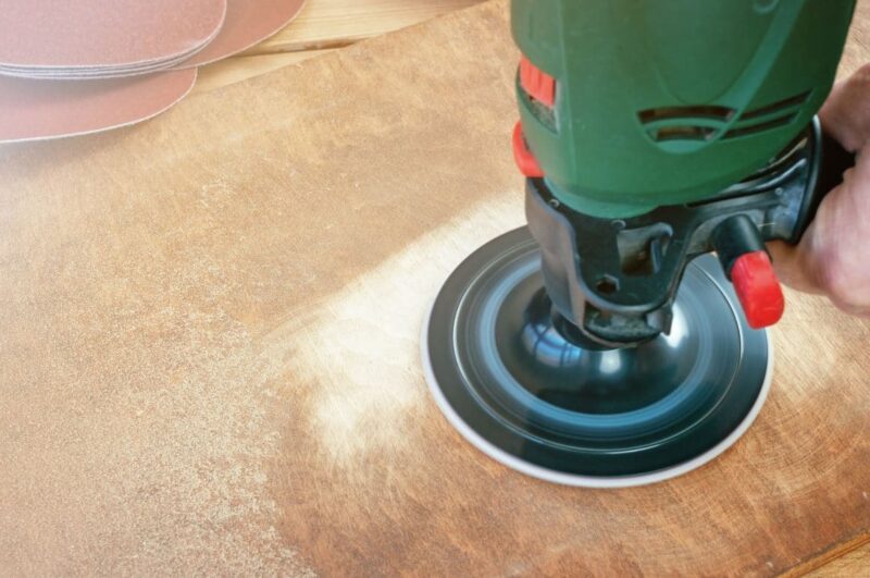 Poncer une table en bois comme un pro : astuces et conseils