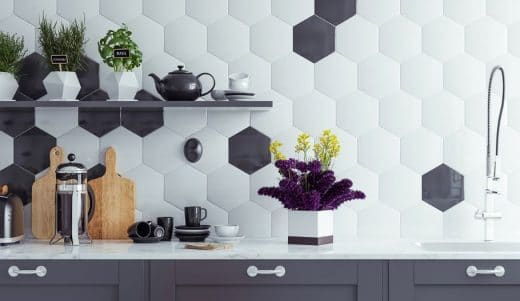 Recouvrir un carrelage mural : 8 conseils et solutions