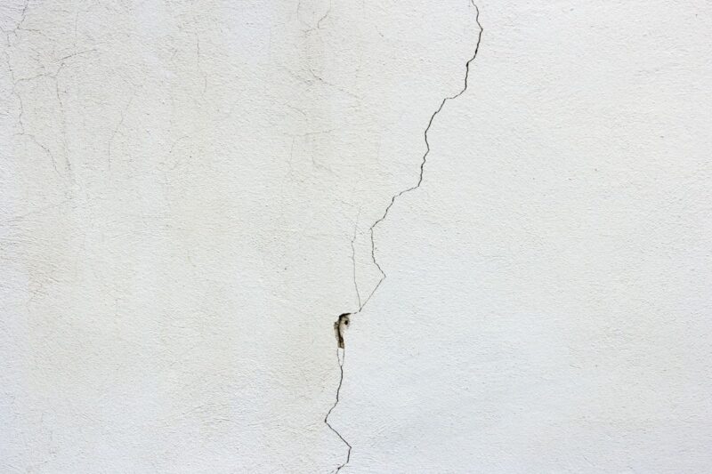 Les 4 astuces les plus efficaces pour réparer un mur fissuré - Ctendance