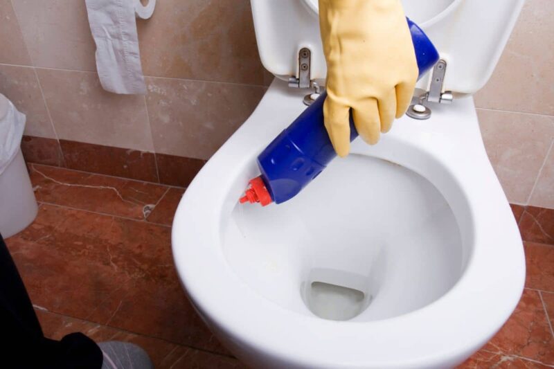 Vous n'auriez jamais pensé à ces 8 solutions pour rendre vos toilettes ...